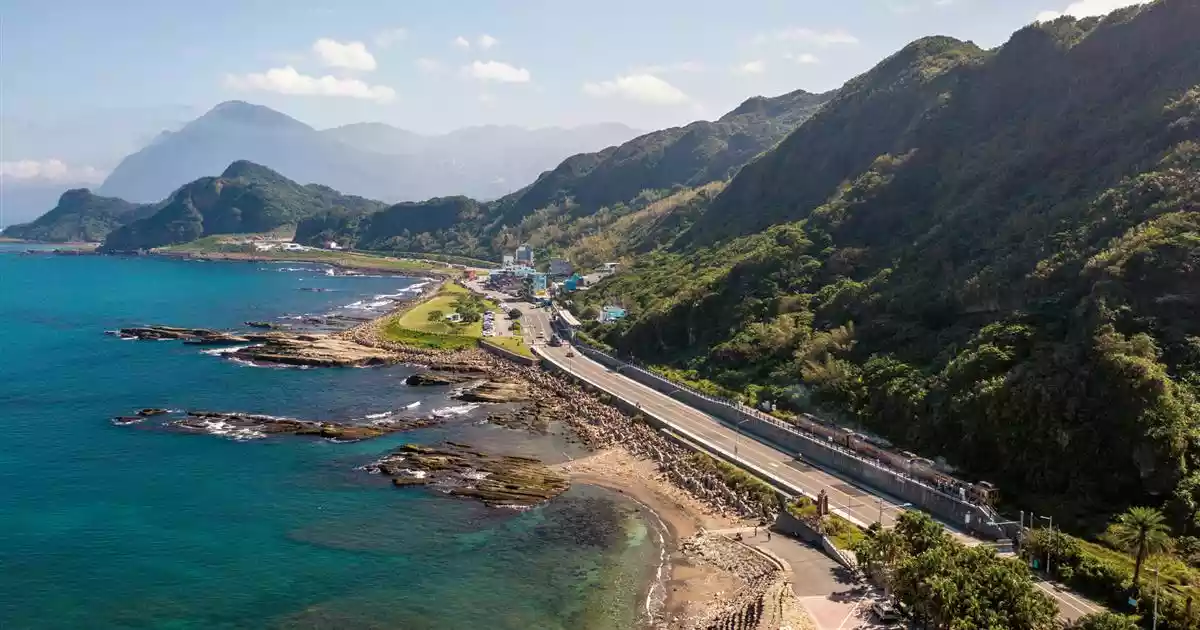 Langit di Atas Taiwan: Panorama Gunung, Laut, dan Candi Bersejarah ...